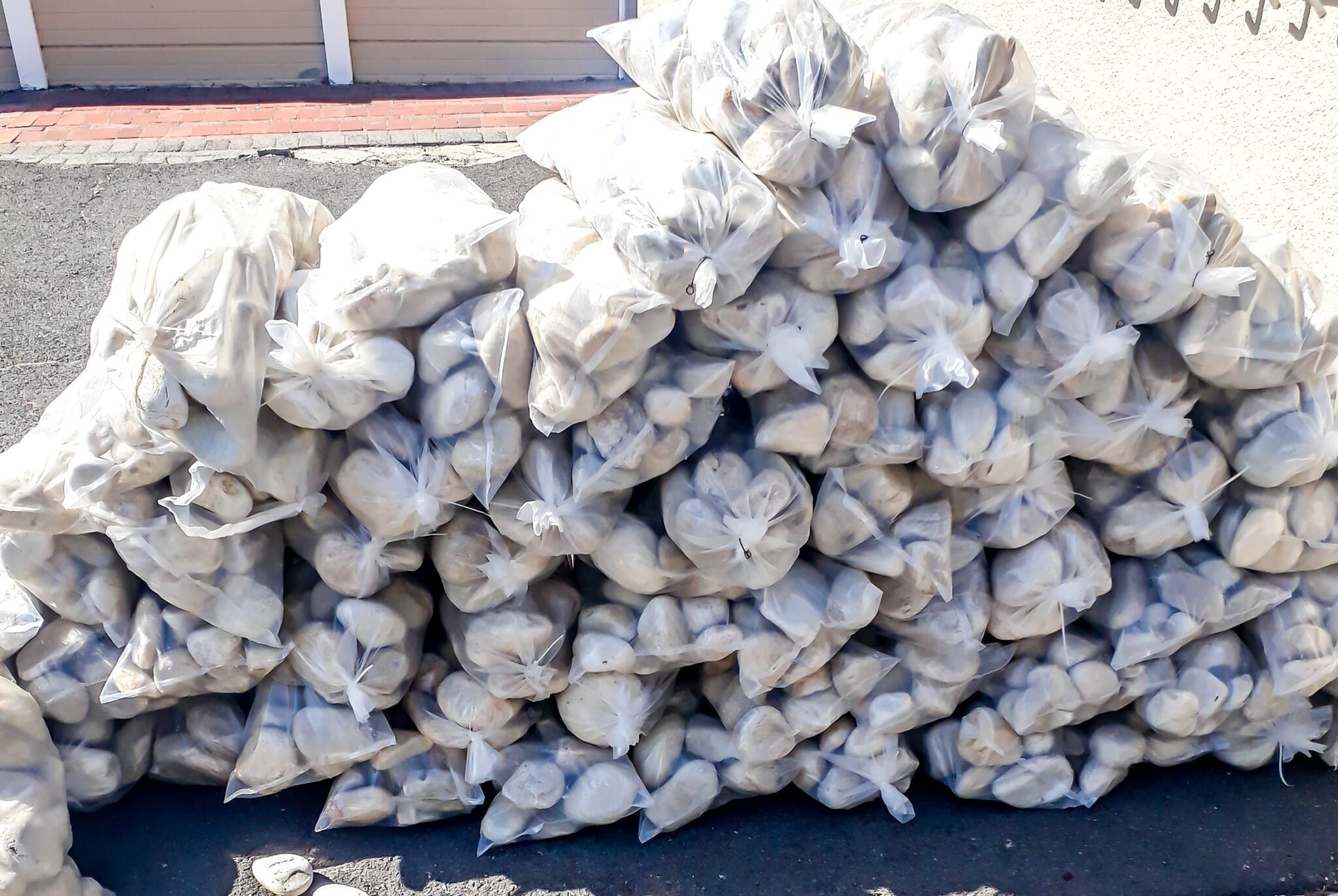 White Riverstone 20kg Bag (Small Stone) - ClicknPlant Online Nursery ...